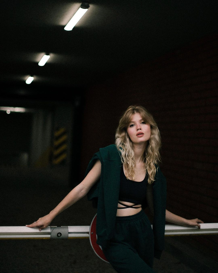 Picture of Luna (model)