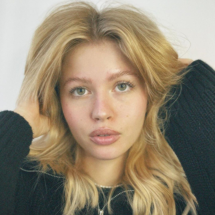 Picture of Luna (model)