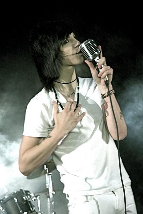 Andy Sixx image
