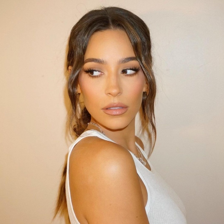 Alexxis Lemire picture