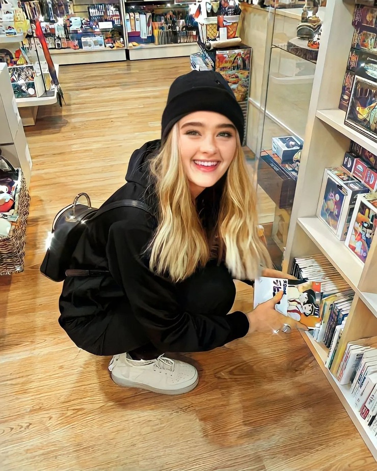 Lizzy Greene image