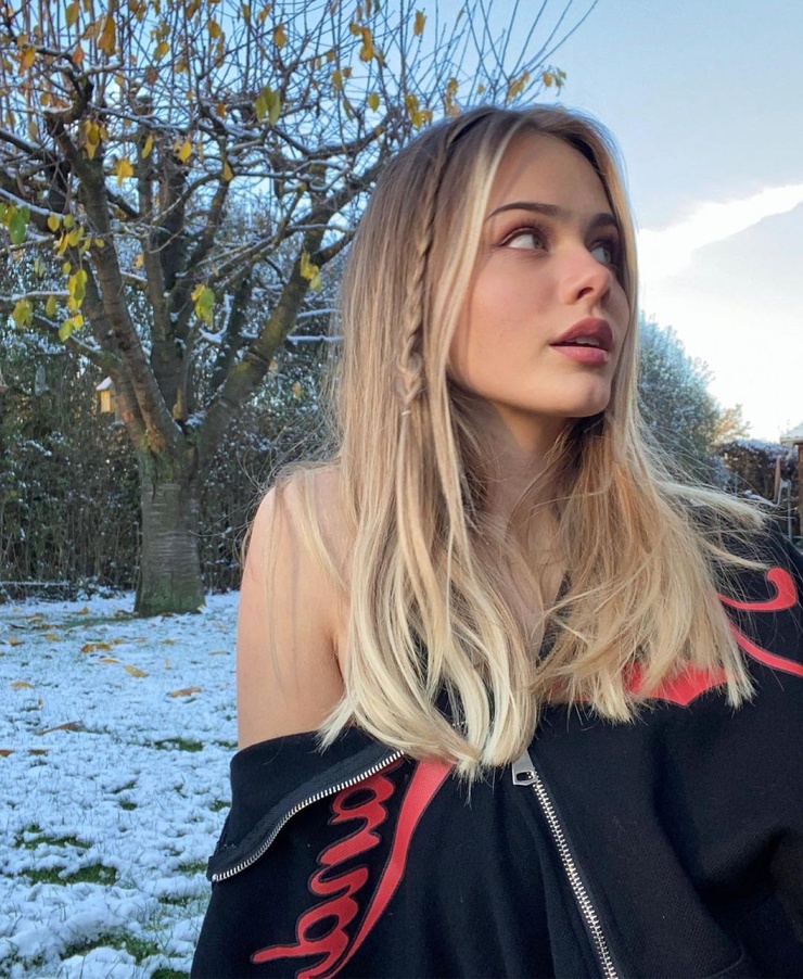 Image of Sara Crumbleleg