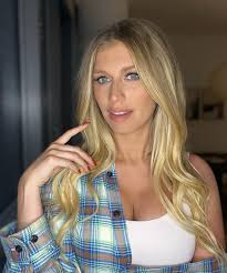 Picture of Kayce Smith.