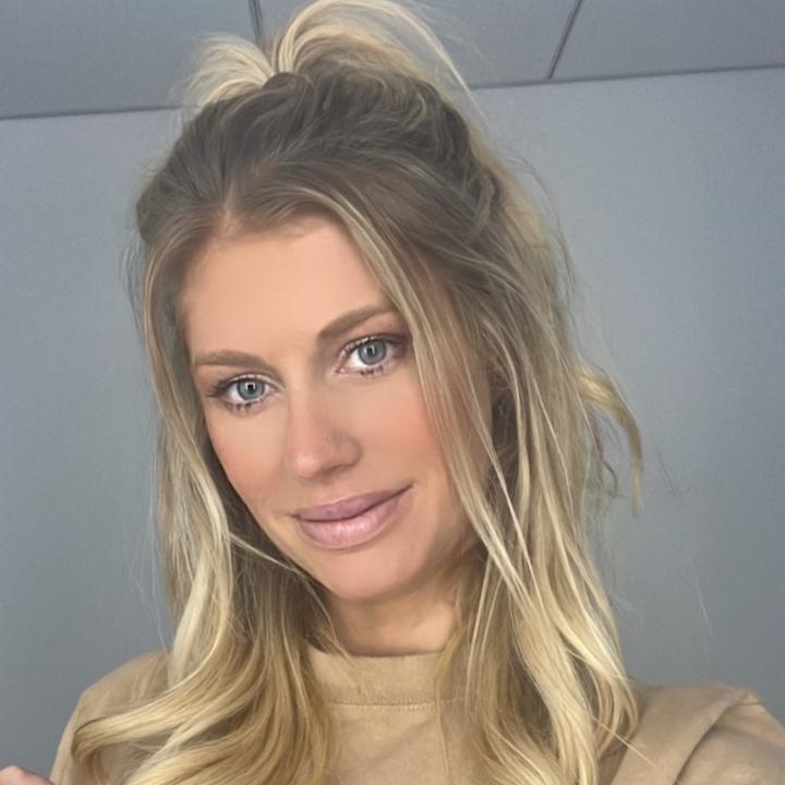 Picture of Kayce Smith.