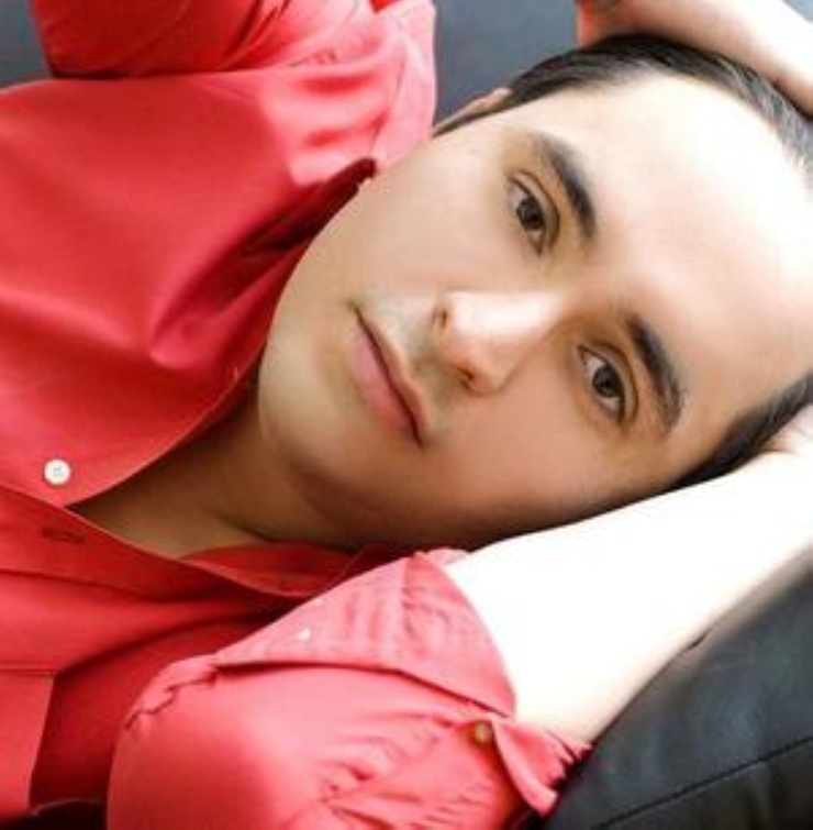 David del Real. Red Shirt. Model. Rotes Hemd. Mega