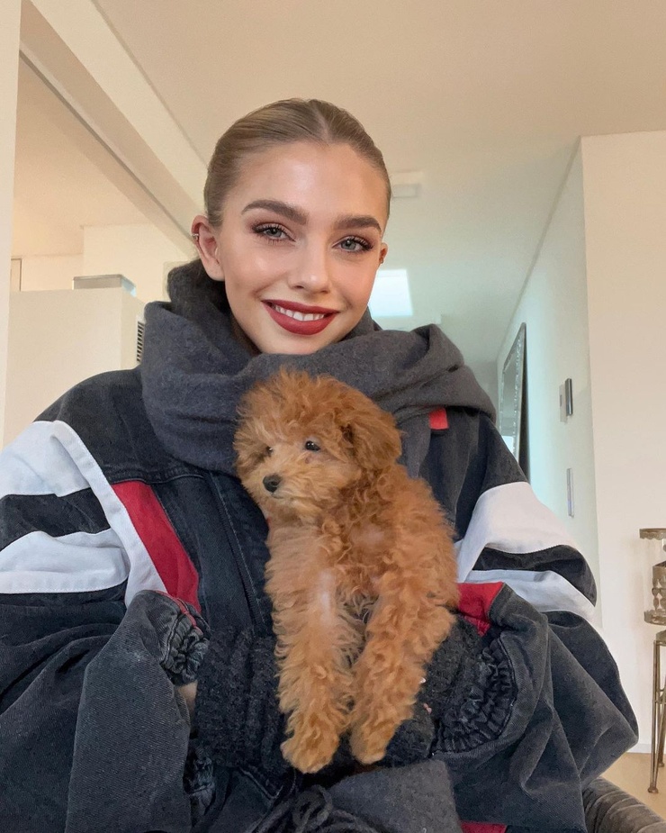 Picture of Alexa Breit