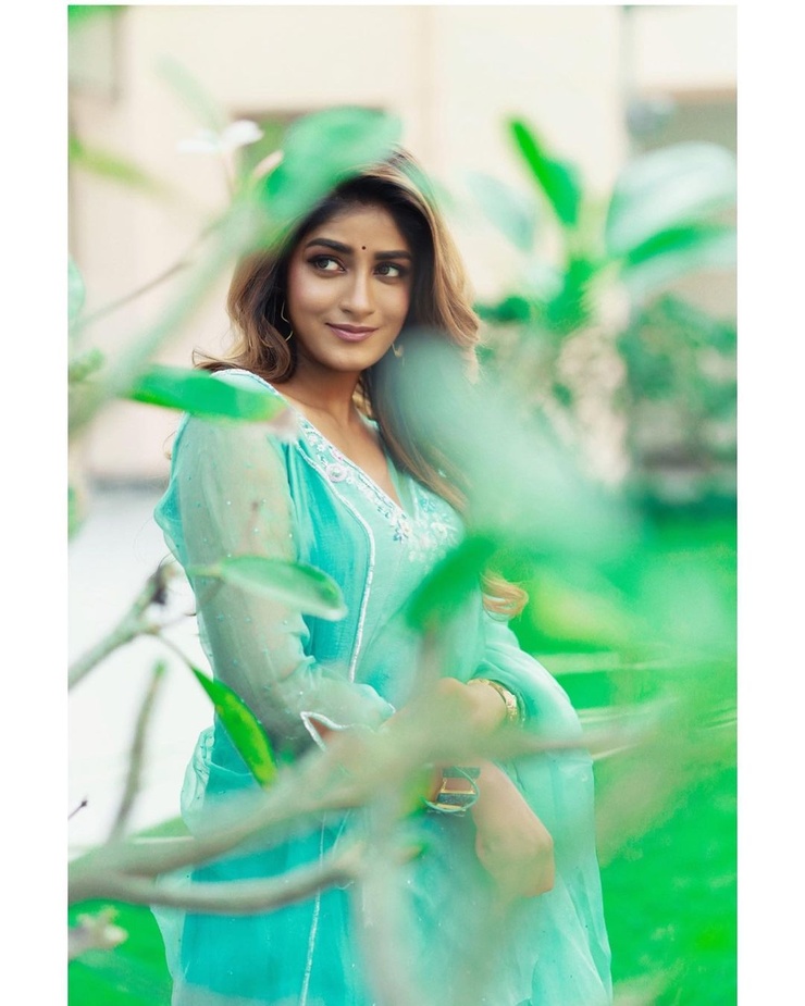 Picture of Dimple Hayathi