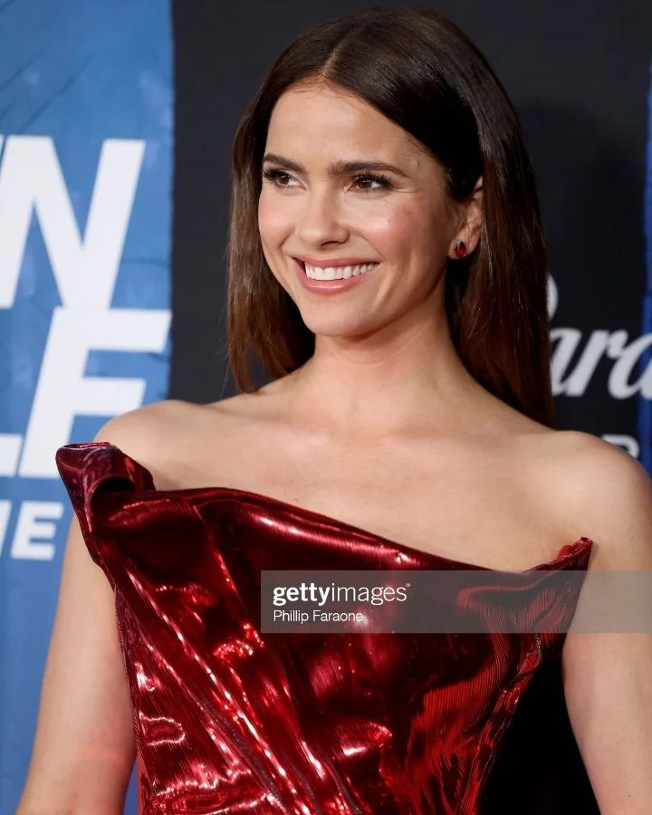 Picture of Shelley Hennig