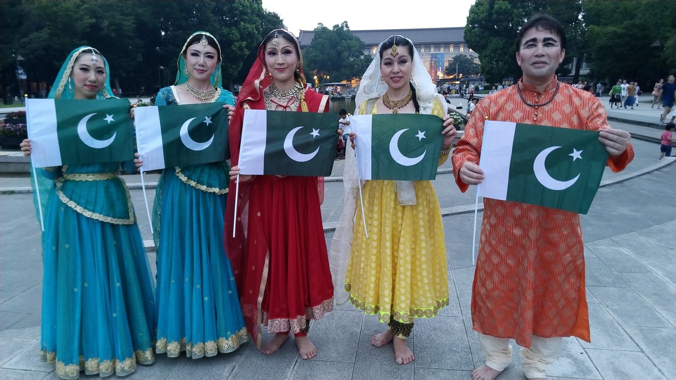 Japanese people holding Pakistani flag