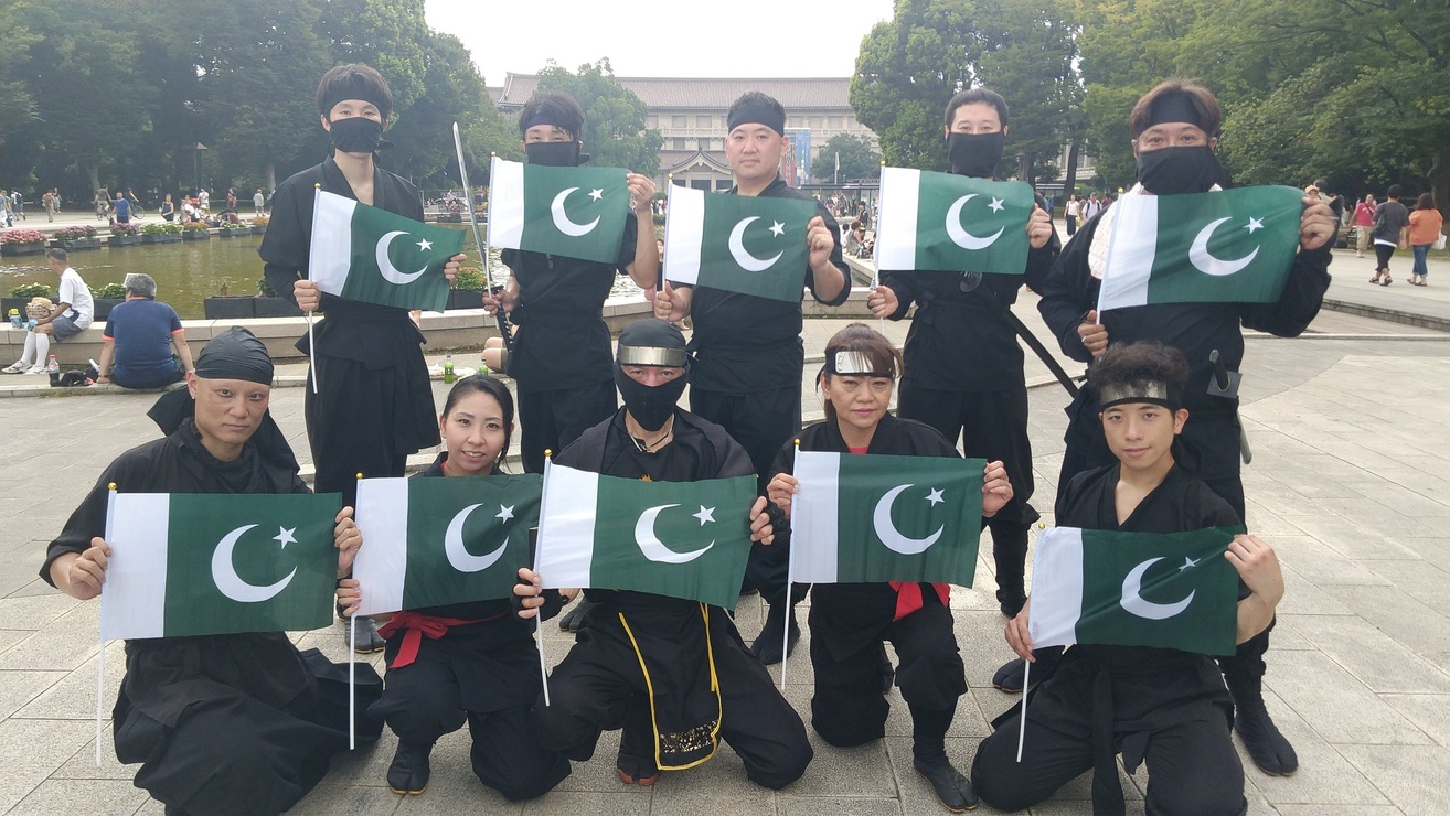 Japanese people holding Pakistani flag