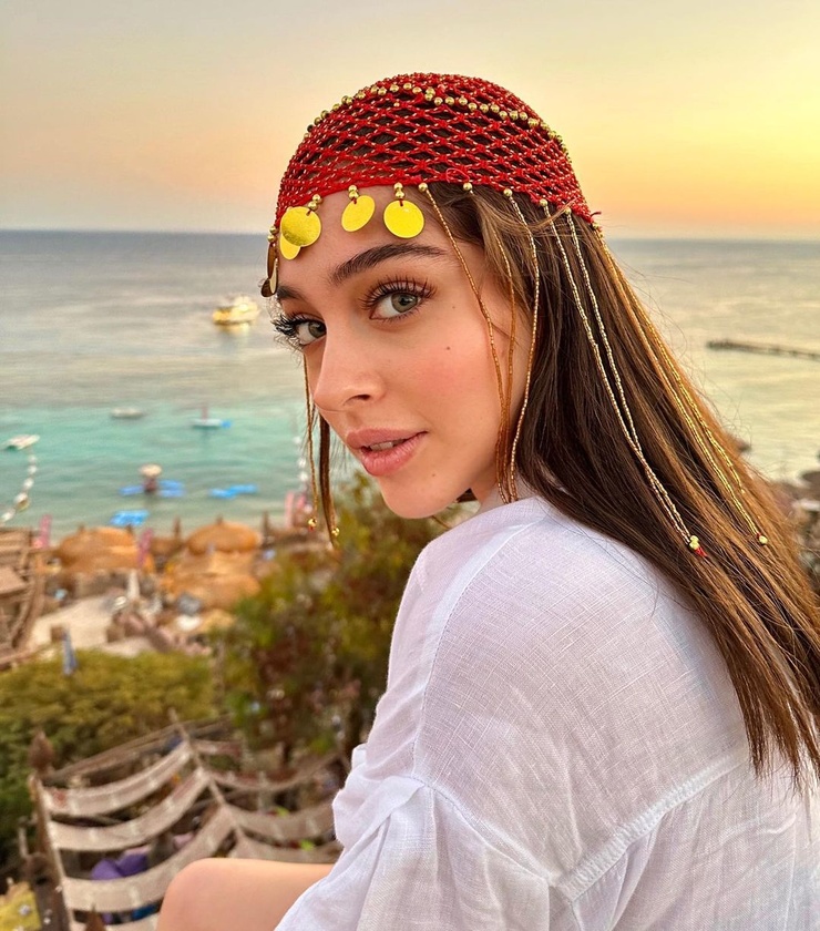 Cemre Baysel picture