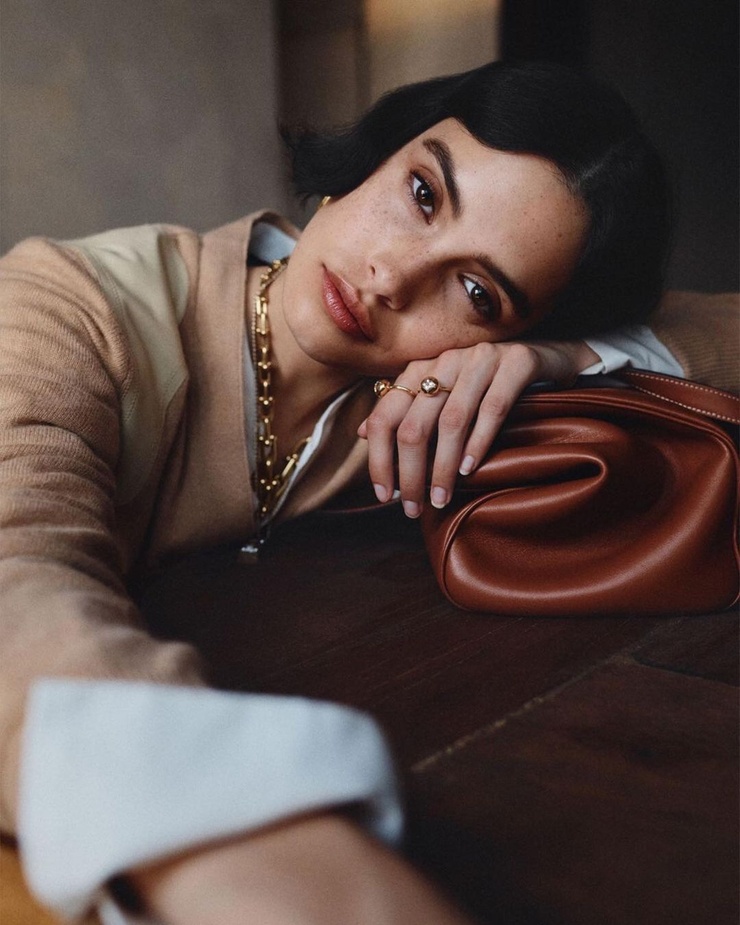 Picture of Zoe Barnard