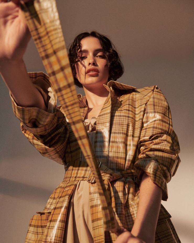 Zoe Barnard image
