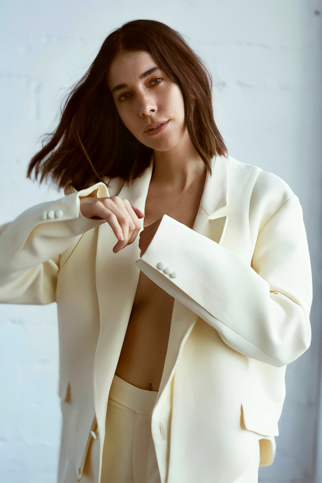 Danielle Haim picture