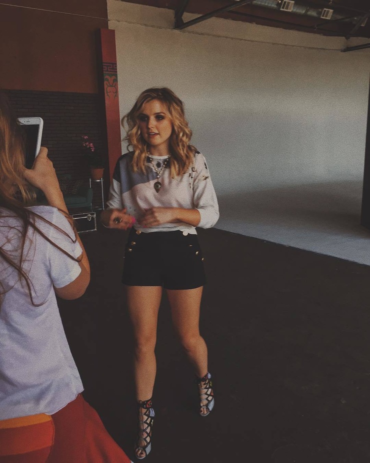 Anna Grace Barlow image