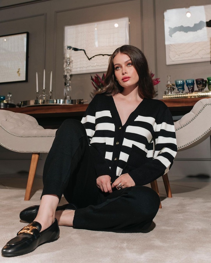 Lara Wolf Model image