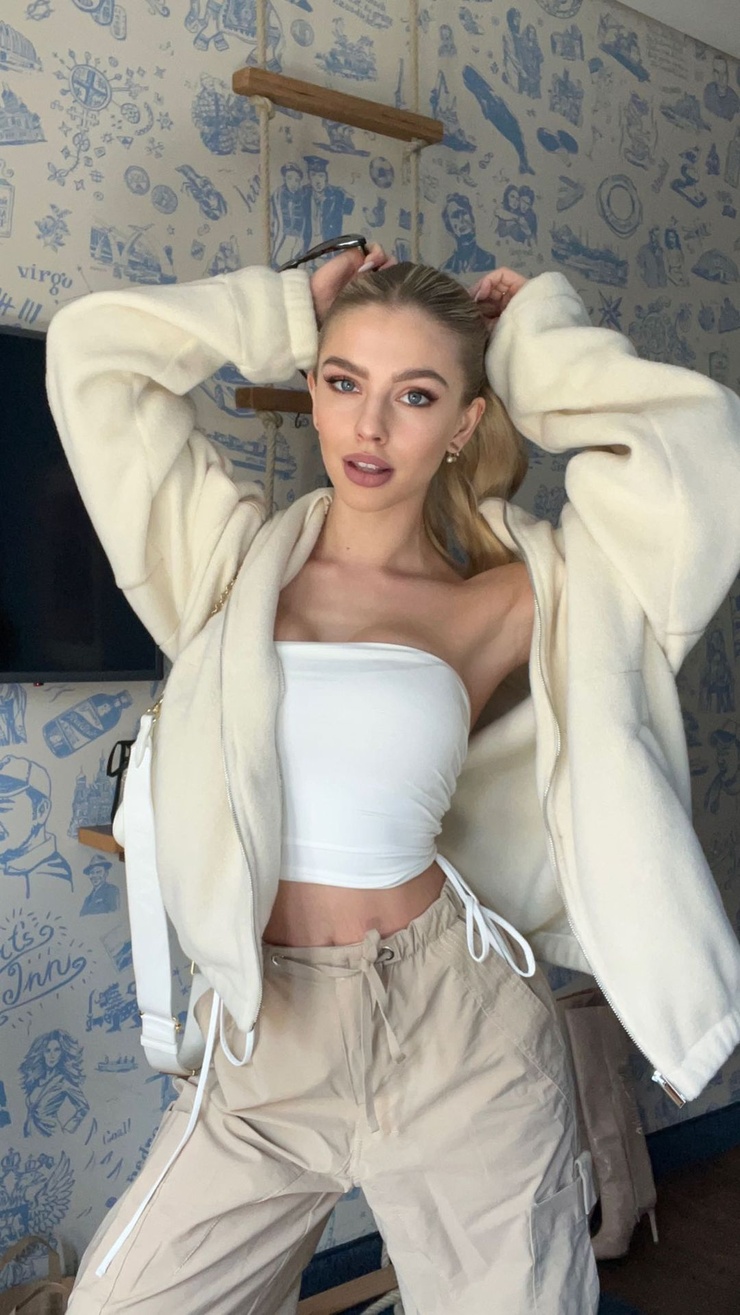 Picture of Alexa Breit