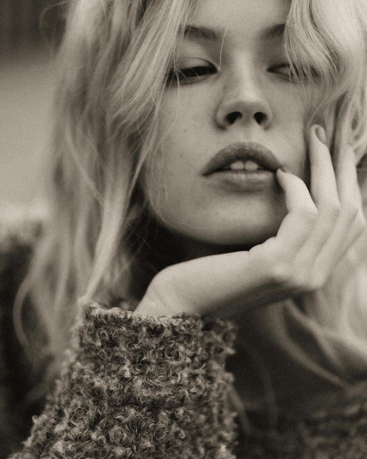 Luna (model) picture