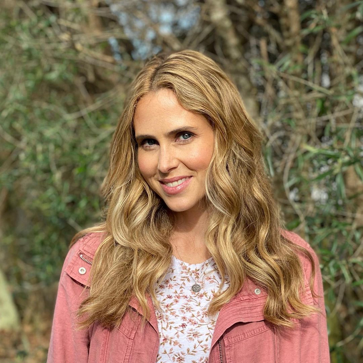 Anna Hutchison image