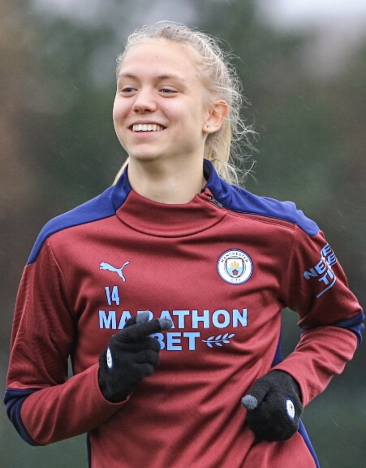 Picture of Esme Morgan