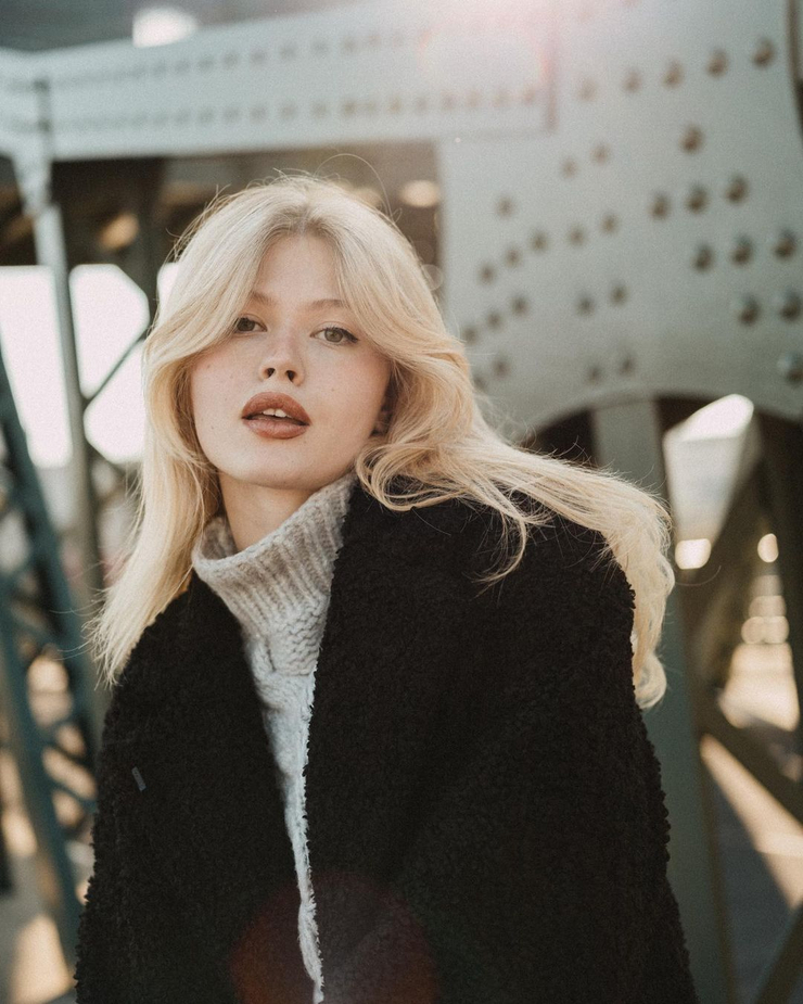 Picture of Luna (model)