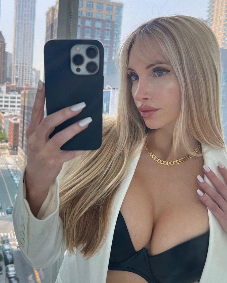 Image of Amanda Lee (I)