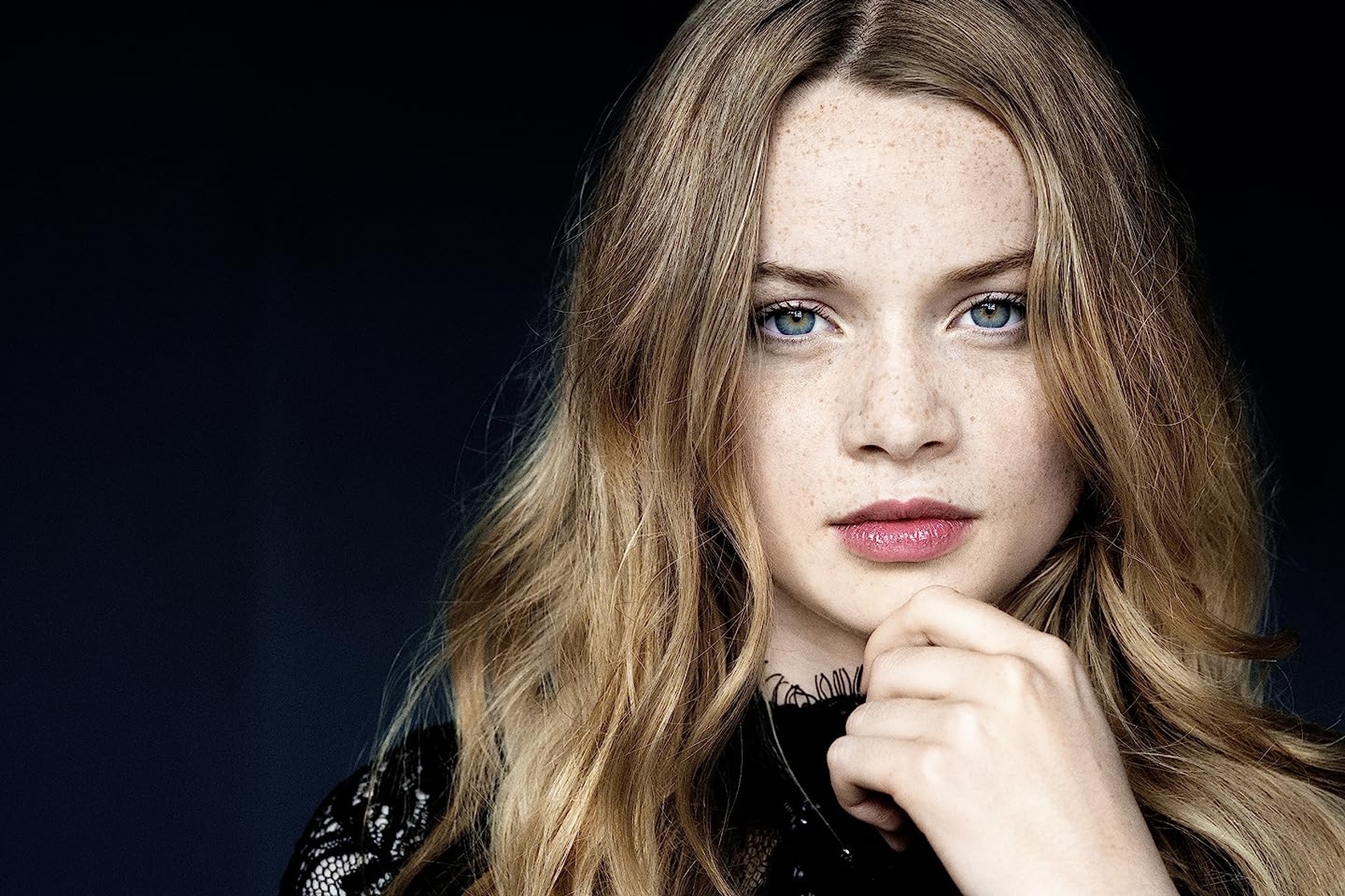 Luna Wedler picture