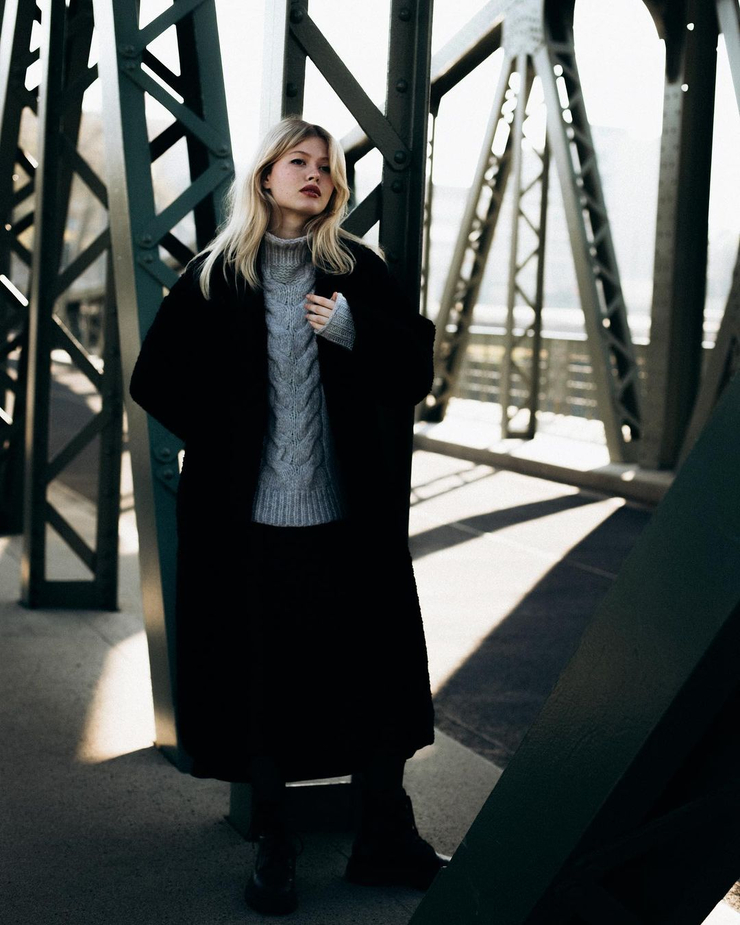 Picture of Luna (model)