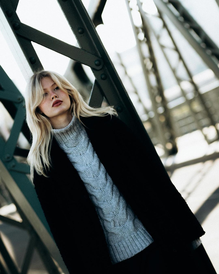 Picture of Luna (model)