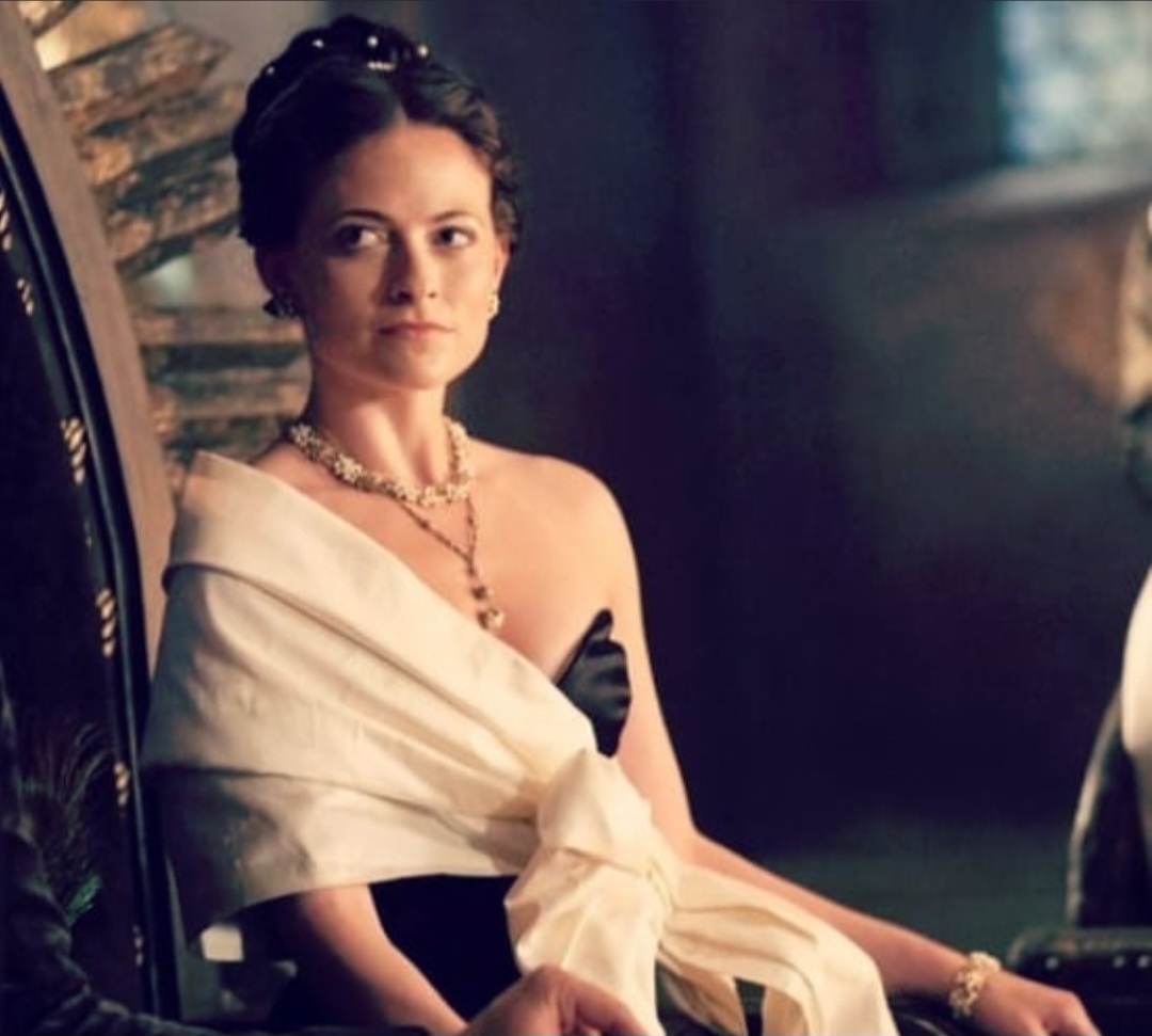 Picture of Lara Pulver