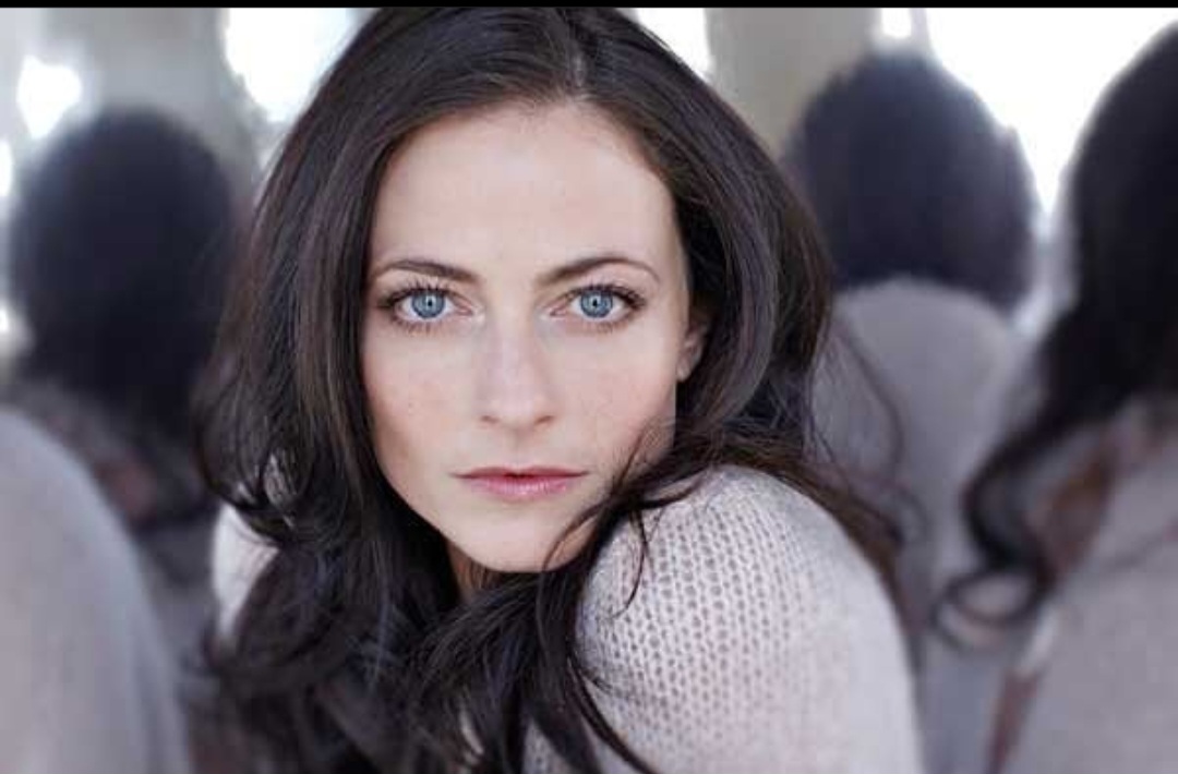Lara Pulver picture