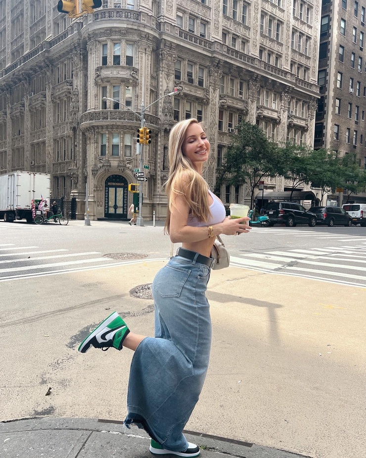 Amanda Lee (I) picture