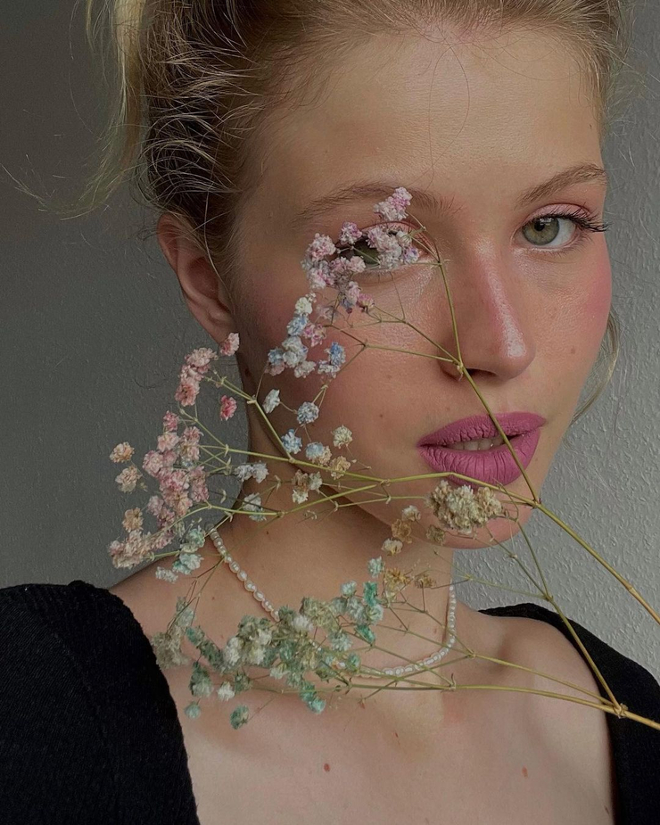 Picture of Luna (model)