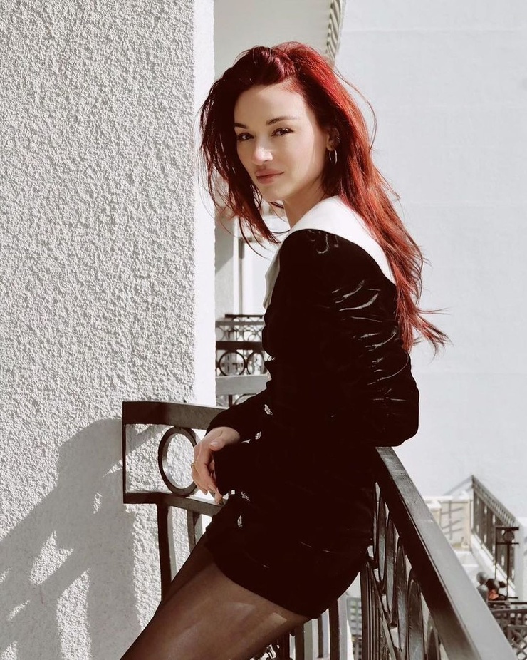 Crystal Reed picture