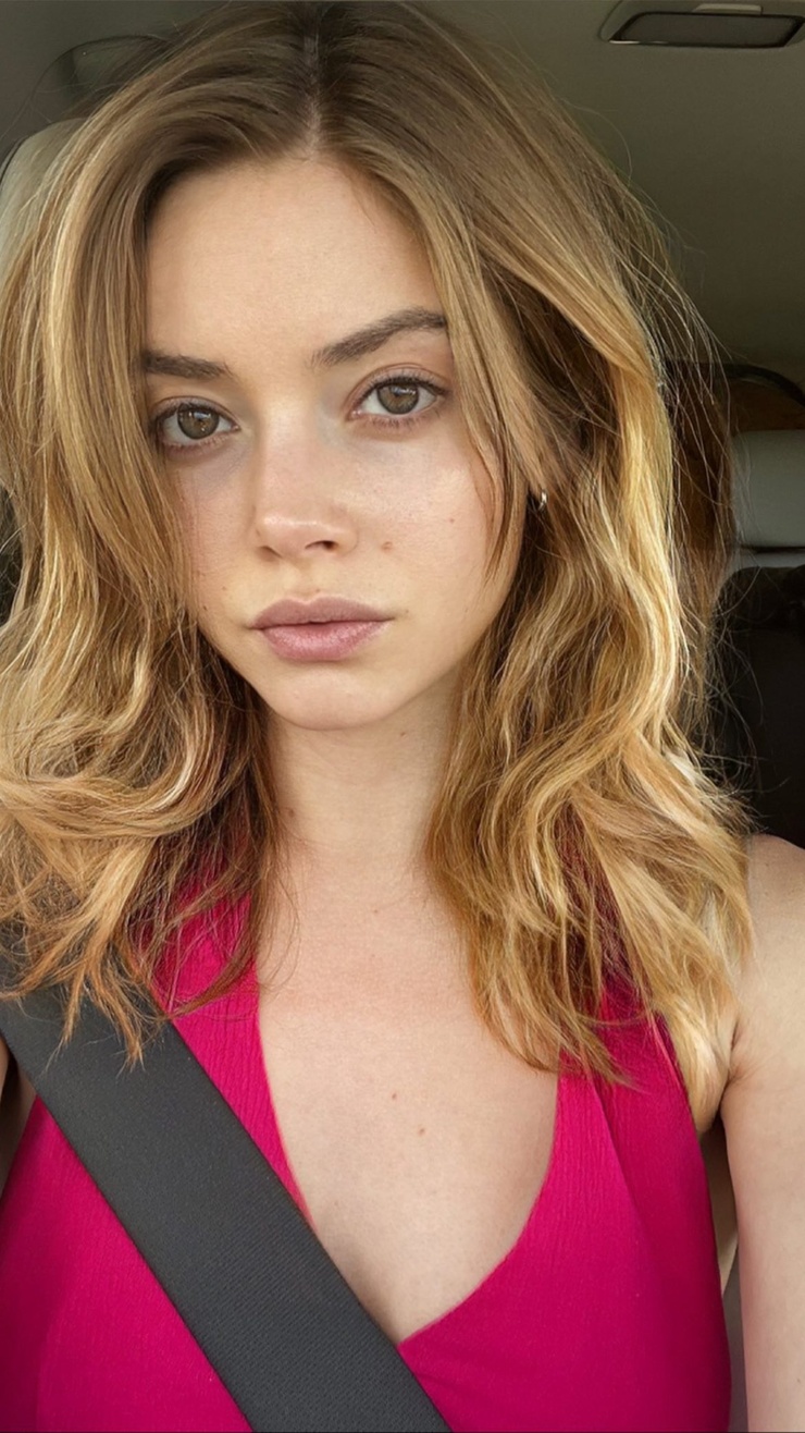 Picture of Alina Lee