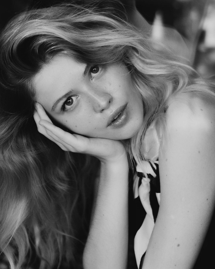 Luna (model) picture