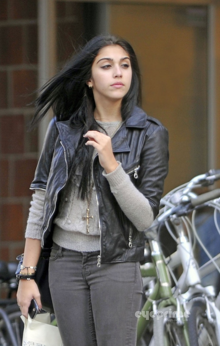 Picture of Lola Leon