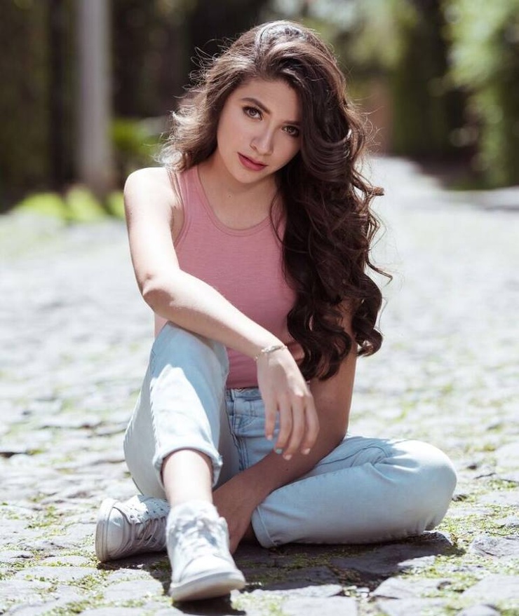Annie Cabello picture