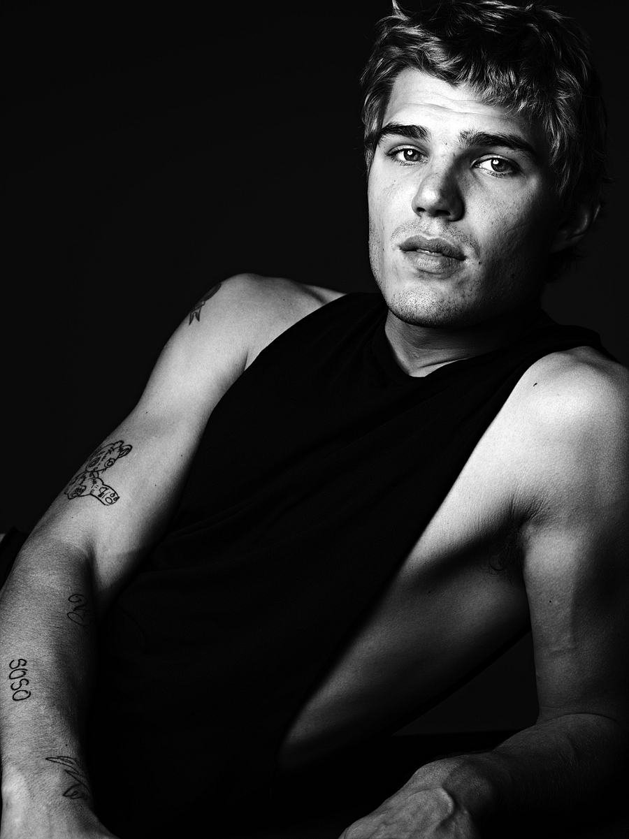 Picture of Chris Zylka