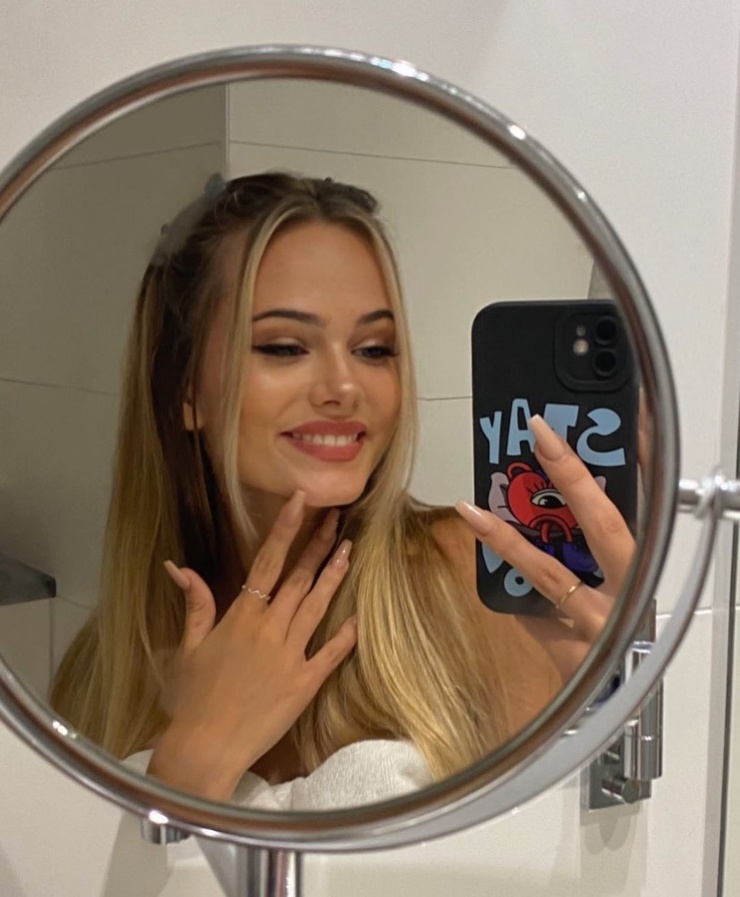 Image of Sara Crumbleleg