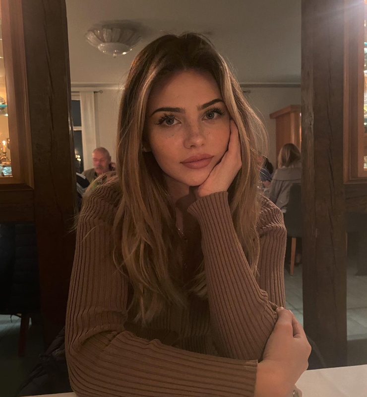 Sara Crumbleleg image