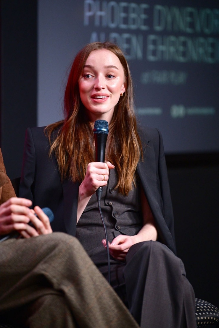 Picture of Phoebe Dynevor