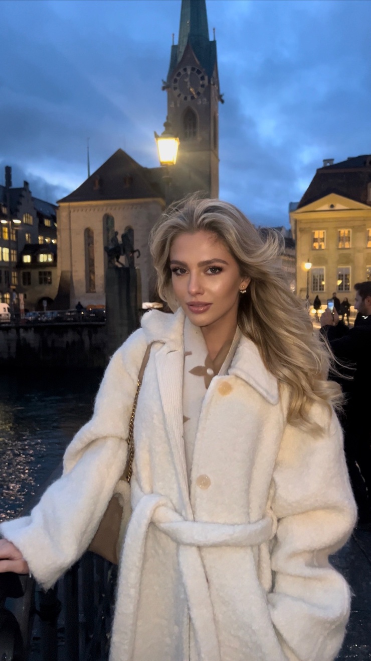 Picture of Alexa Breit