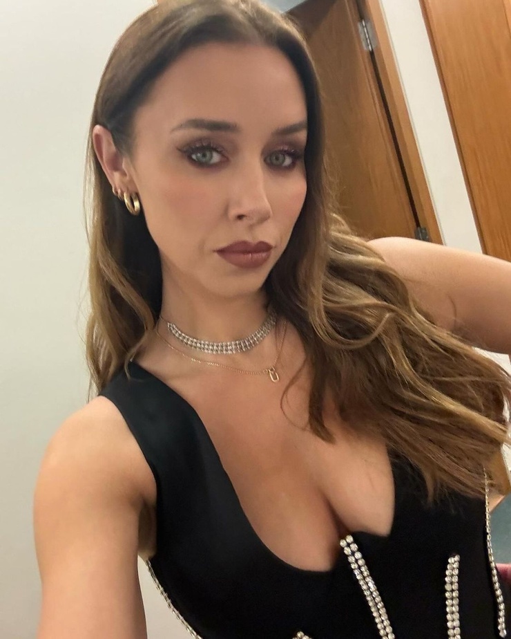 Una Healy image