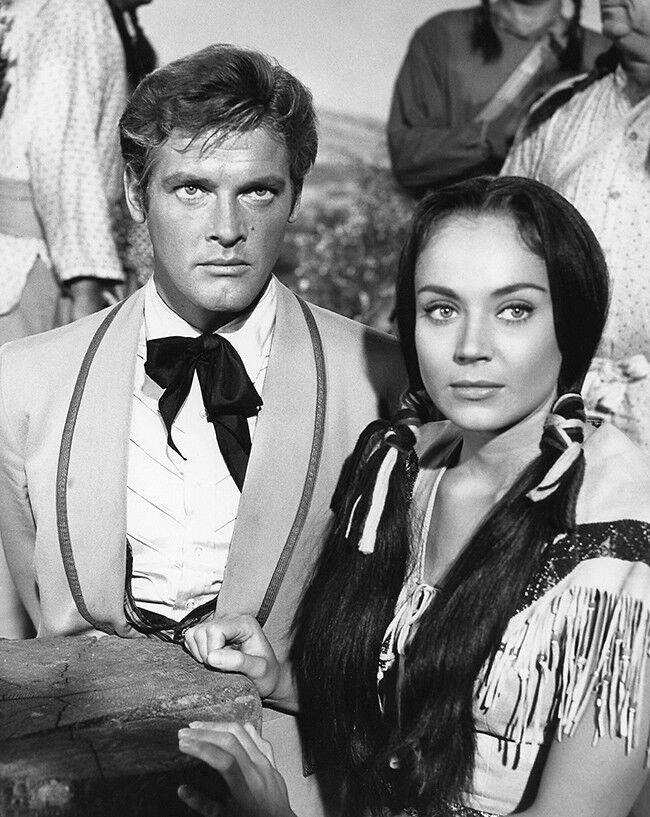 Roger Moore, Andra Martin