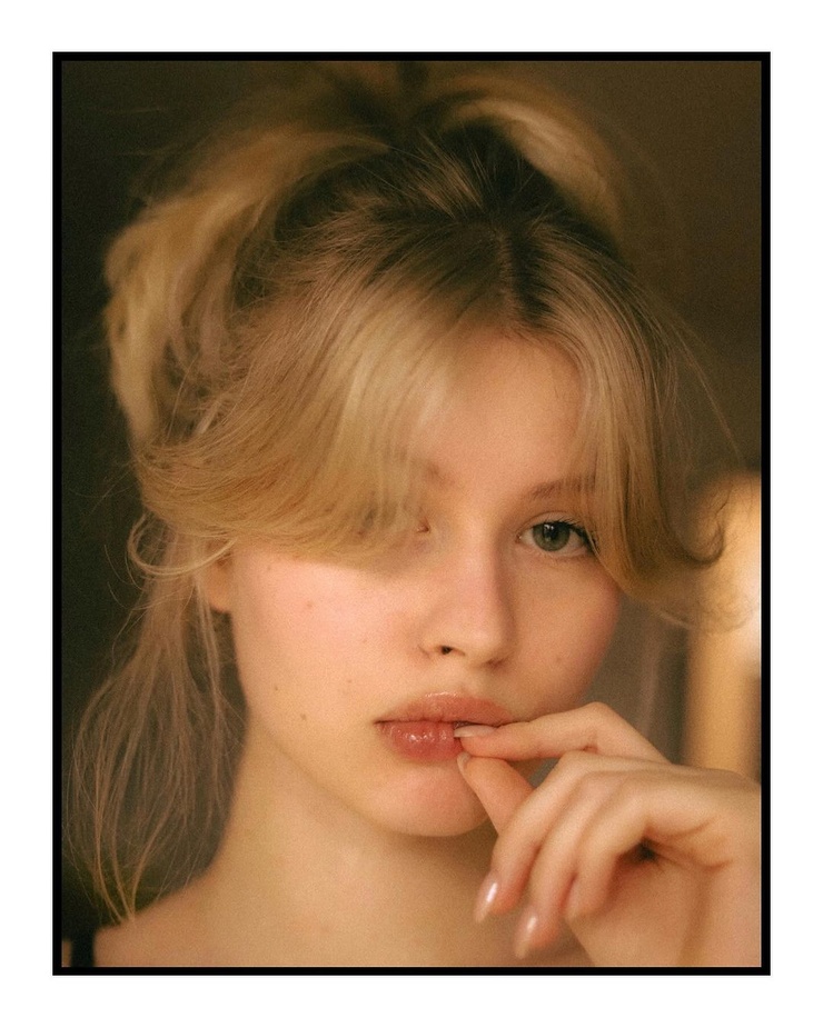 Luna (model) picture