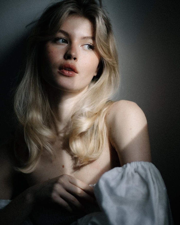 Picture of Luna (model)