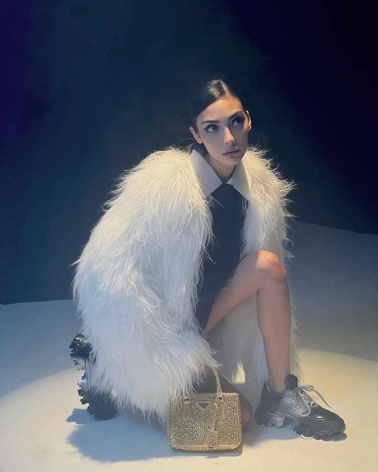 Image of Yasmine Sima (model)