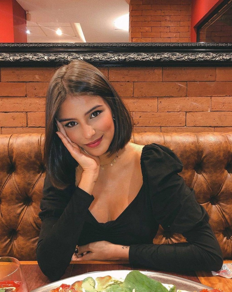 Estela Newbold image