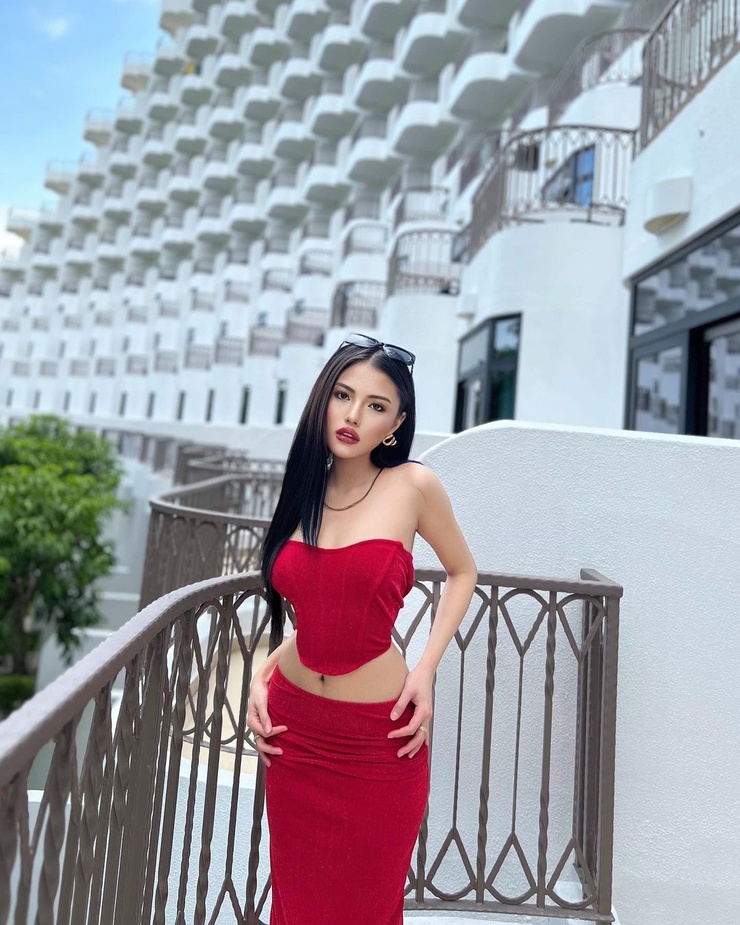 Picture of Caira Lee